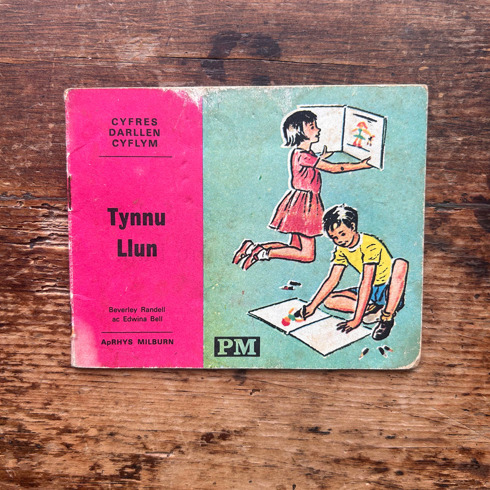 Tynnu Llun - Beverley Randell ac Edwina Bell - 1960s (Preloved) – The ...
